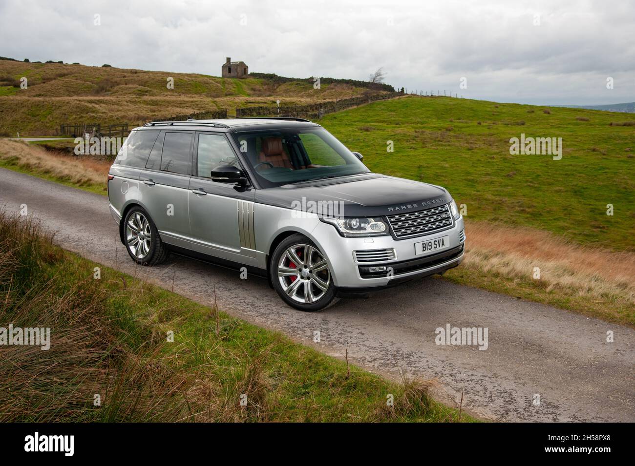 Range Rover (L405) parked on a narrow track on moorland Stock Photo - Alamy