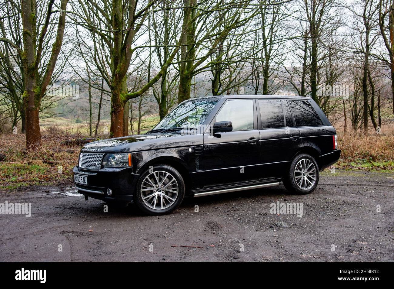 Black Range Rover parked in a woodland clearing in Winter Stock Photo ...