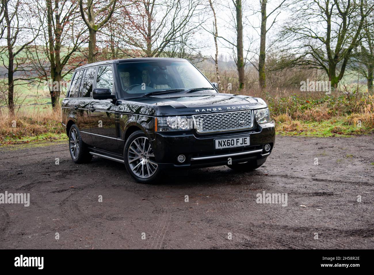 Black Range Rover parked in a woodland clearing in Winter Stock Photo ...