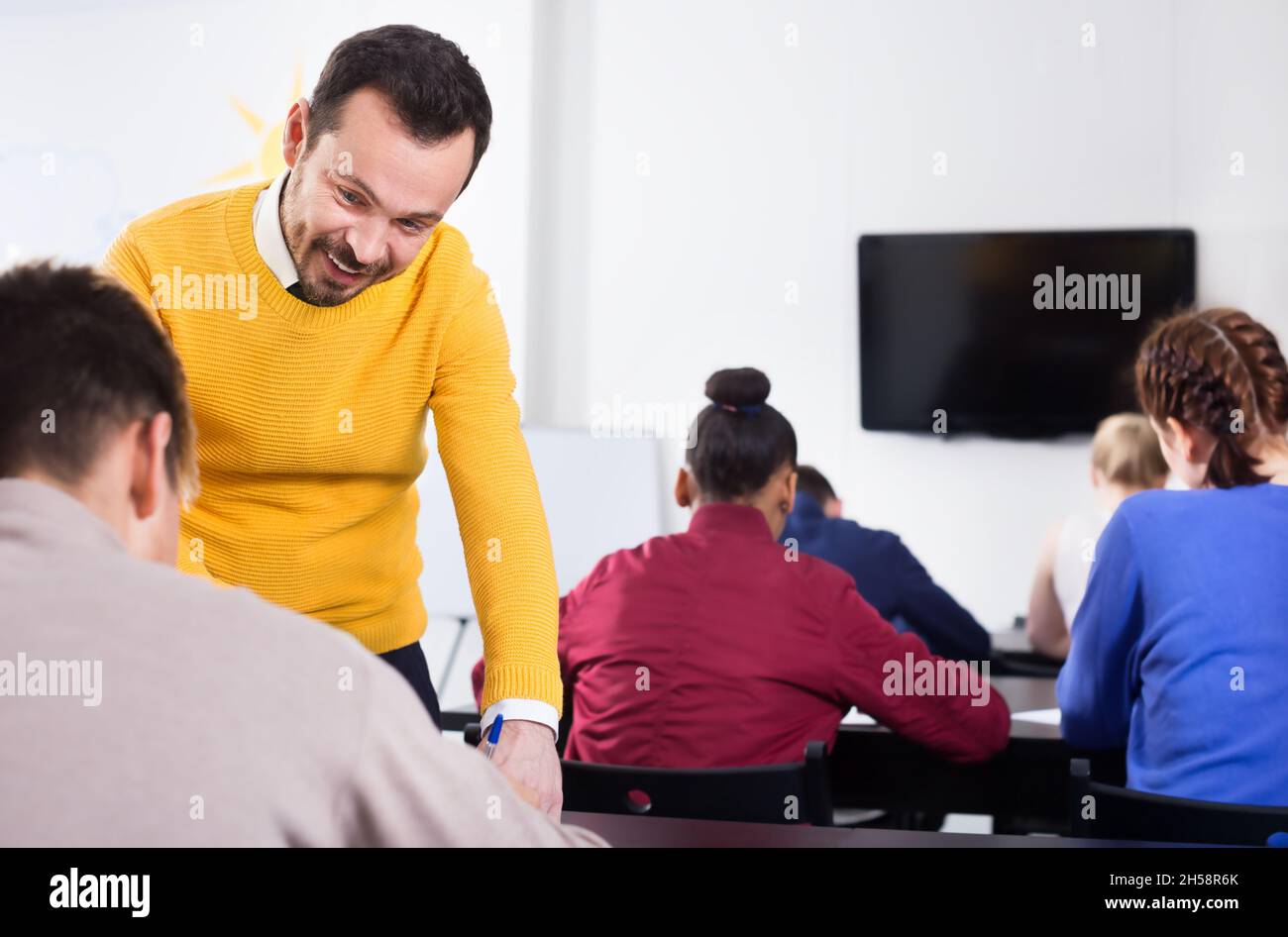 Teacher explaining difficult problem to student Stock Photo - Alamy