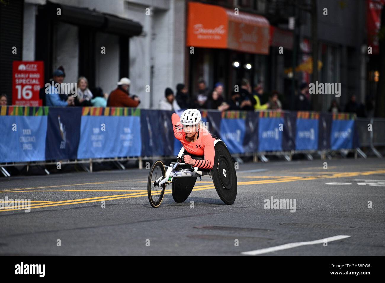 New York, USA. 07th Nov, 2021. Women's division wheelchair athlete ...