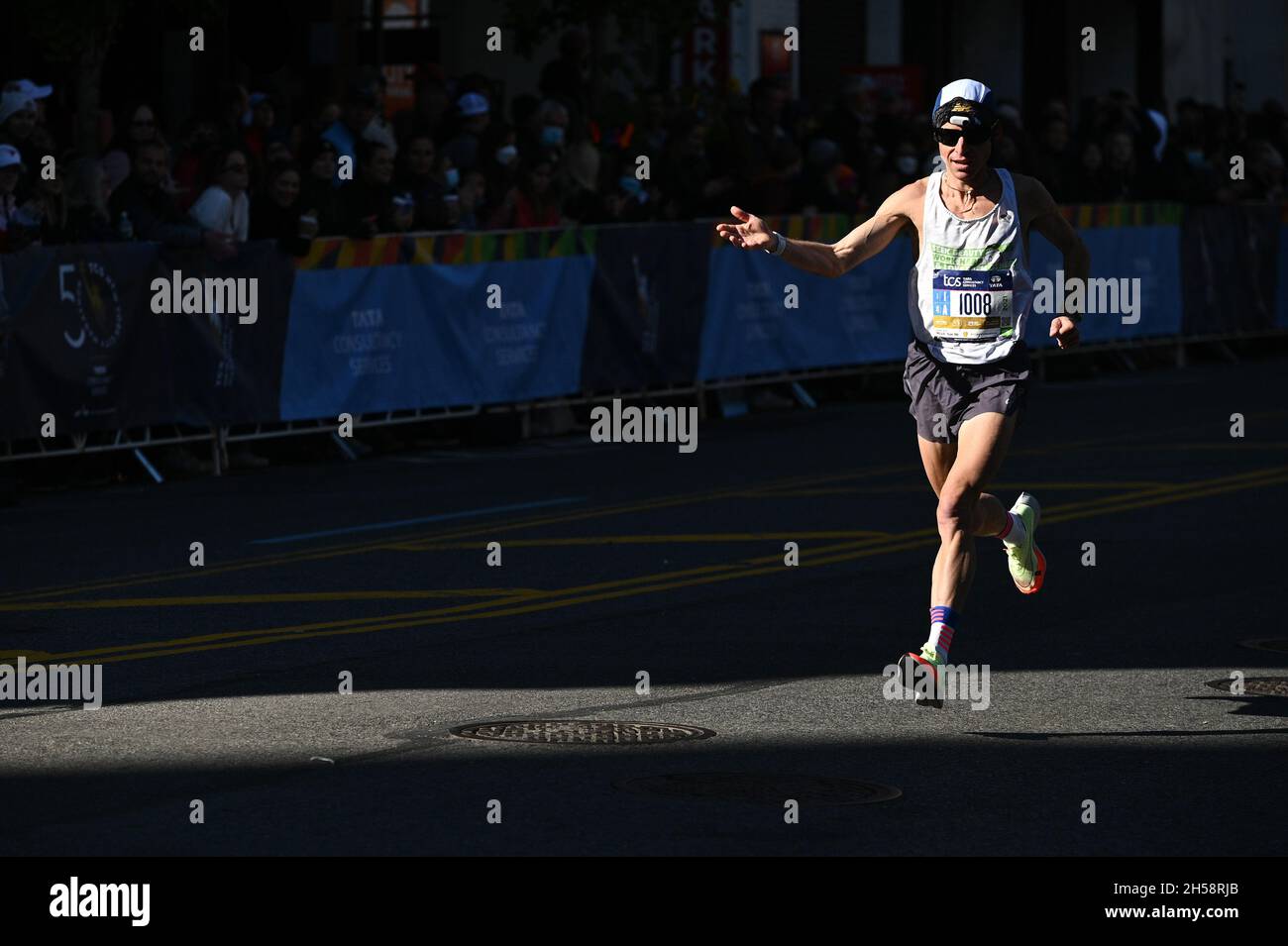 New York, USA. 07th Nov, 2021. Runner Seth Demoor takes the turn off ...