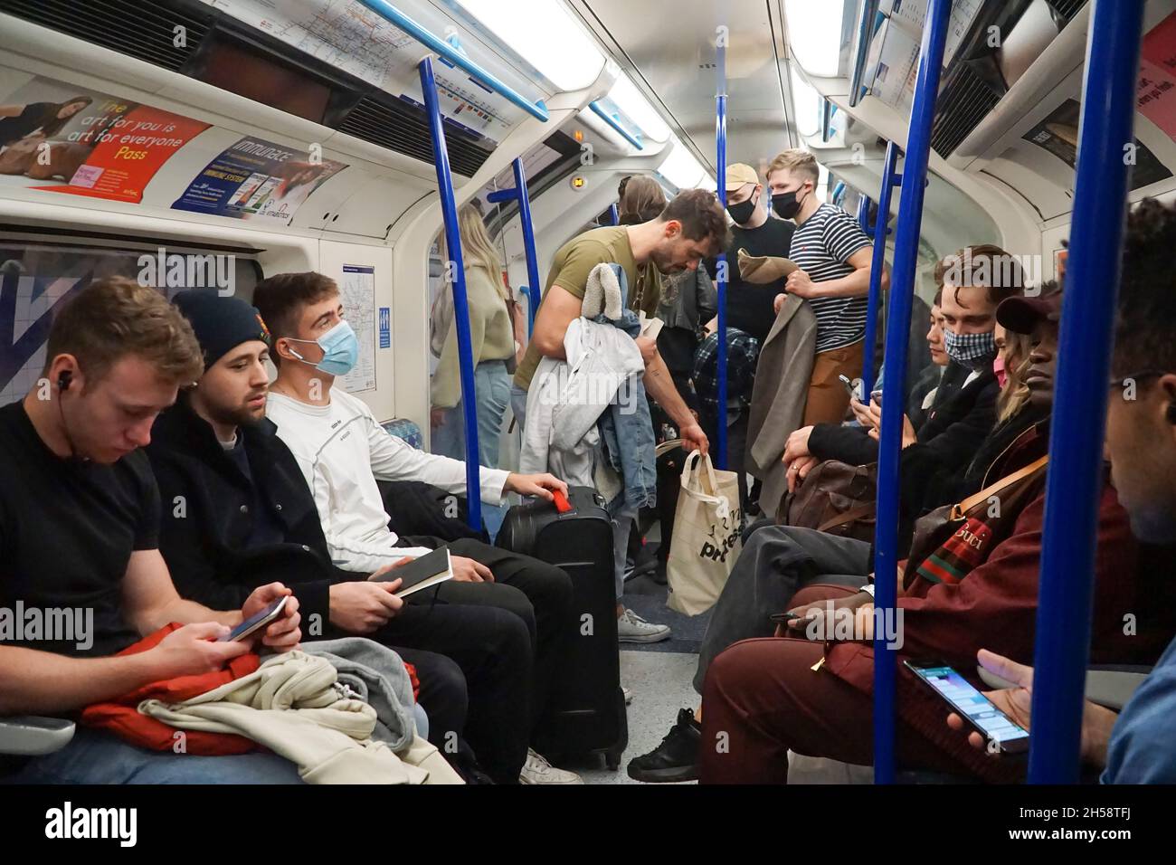 London underground compulsory masks hi-res stock photography and images ...