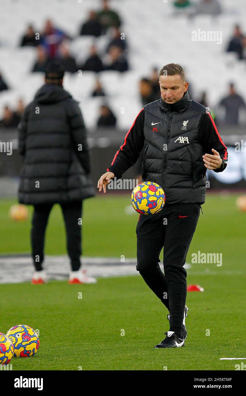 London, UK. 07th Nov, 2021. Liverpool FC assistant manager, Pepijn ...