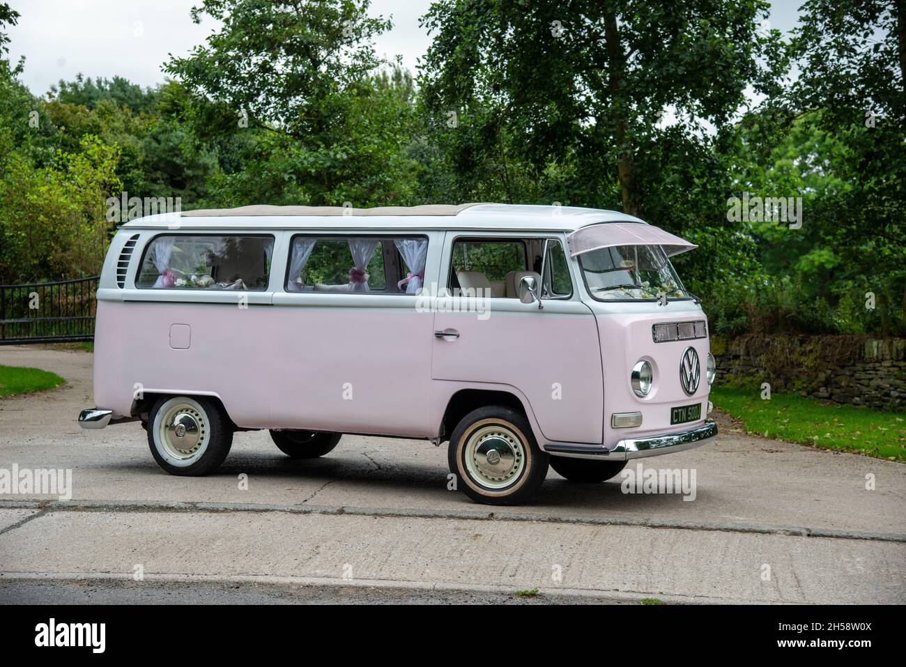 Vw van pink hi-res stock photography and images - Alamy