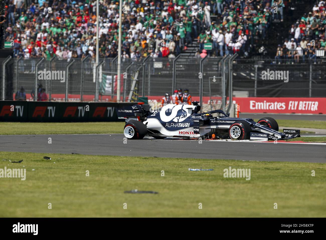 22 TSUNODA Yuki (jap), Scuderia AlphaTauri Honda AT02, action crash ...
