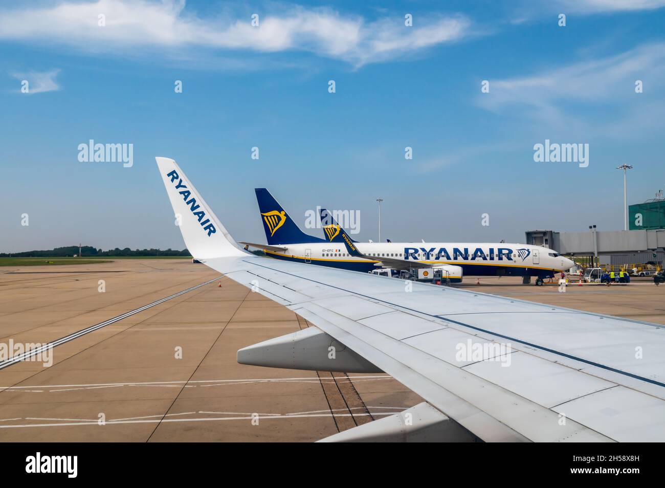 Manchester airport terminal 2021 hi-res stock photography and images ...