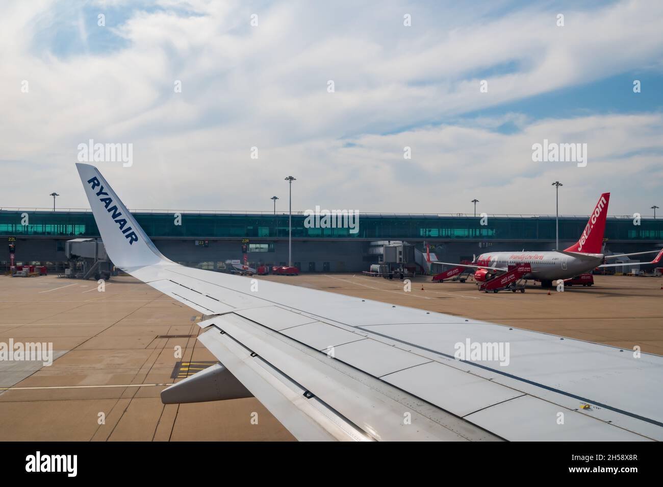Manchester airport terminal 2021 hi-res stock photography and images ...