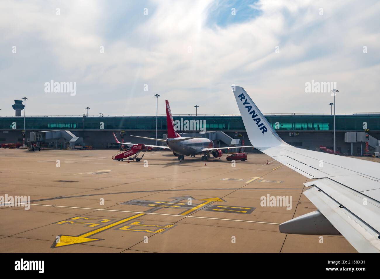 Manchester airport terminal 2021 hi-res stock photography and images ...
