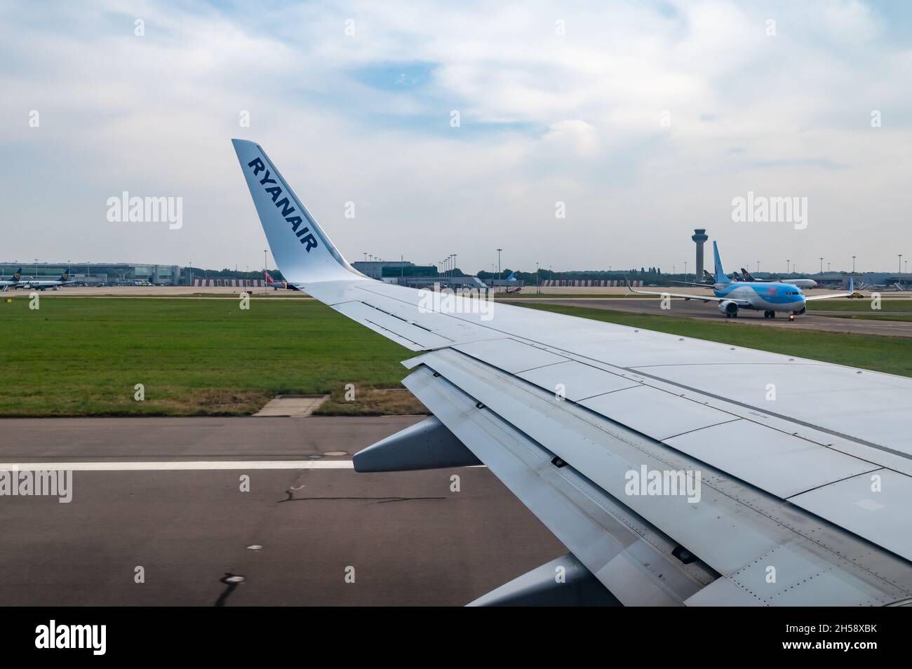 Manchester airport terminal 2021 hi-res stock photography and images ...