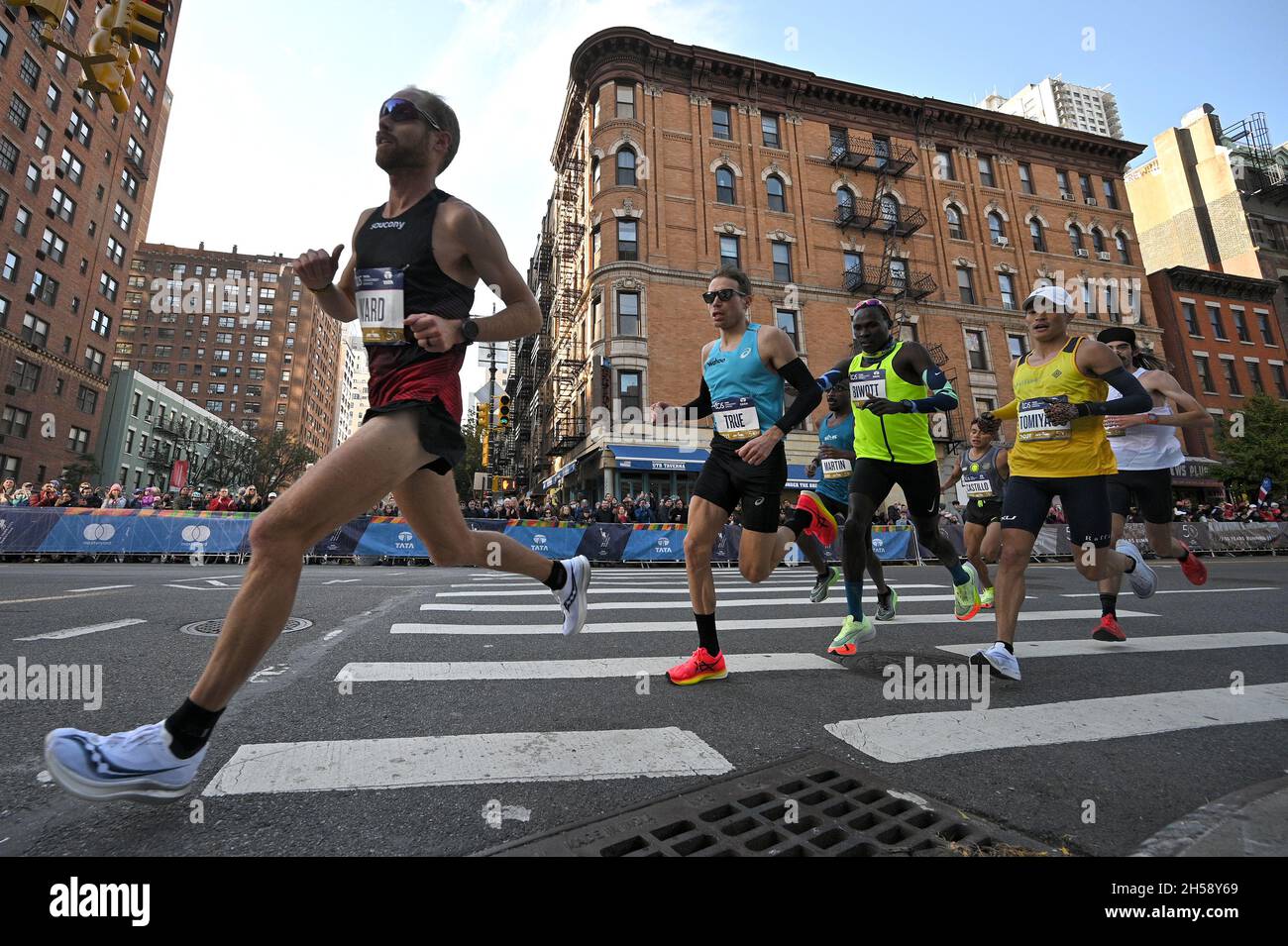 New York, USA. 07th Nov, 2021. Top male runners make the turn onto ...