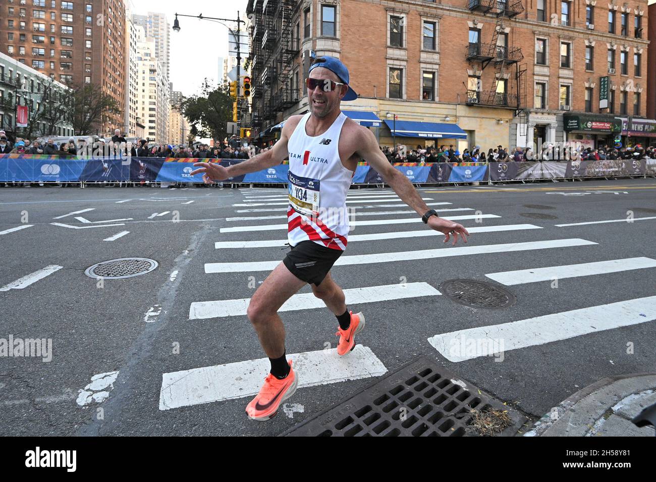 New York, USA. 07th Nov, 2021. Runner Robert Pritchett takes the turns ...