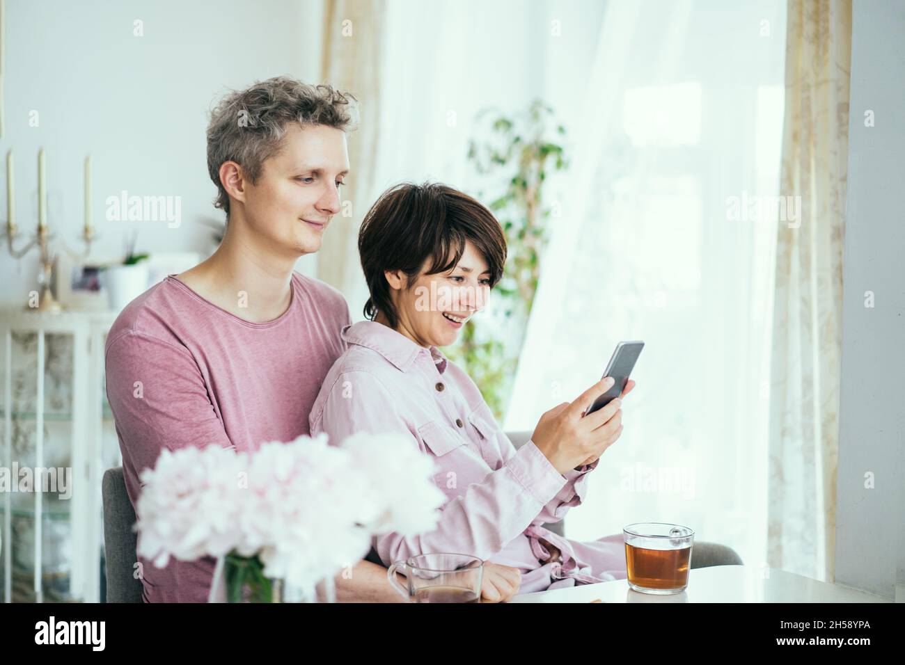 Scrolling while eating hi-res stock photography and images - Alamy