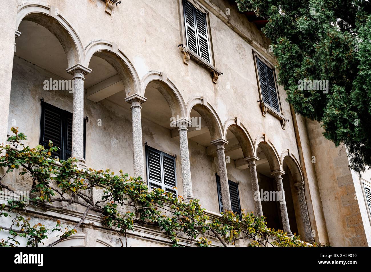 Terrace with ivy-covered arches. Villa Monastero, Italy Stock Photo - Alamy