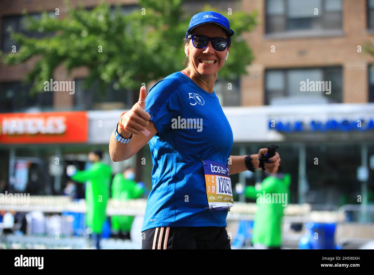 New York, N.Y/USA – 7th Nov. 2021: A runner gives a thumbs up on First ...