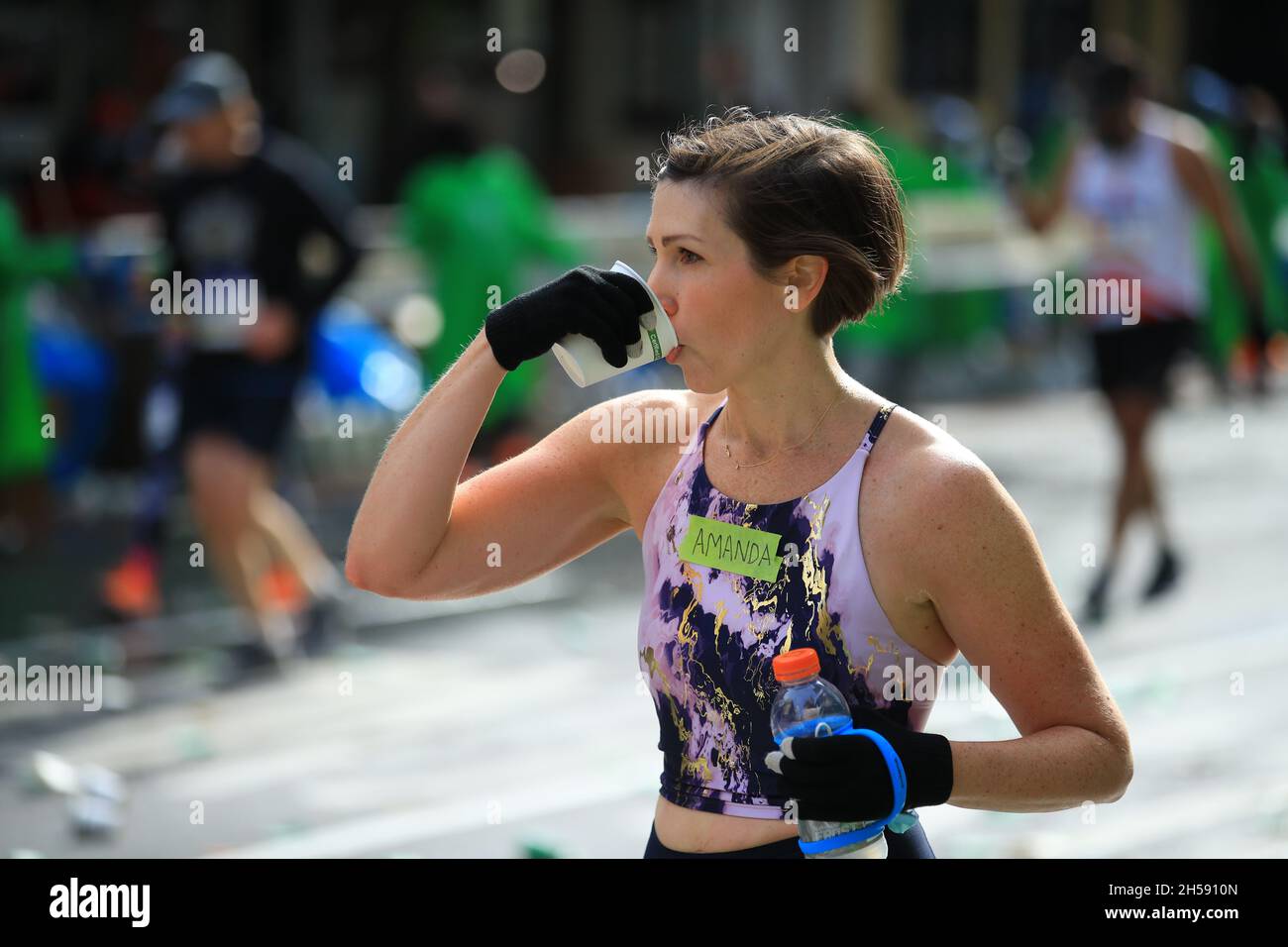New York, N.Y/USA – 7th Nov. 2021: A runner grabs a cup of water on ...
