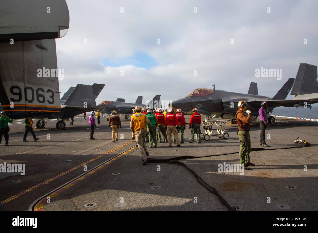 PACIFIC OCEAN (Nov. 5, 2021) F-35C Lightning II aircraft, assigned to ...