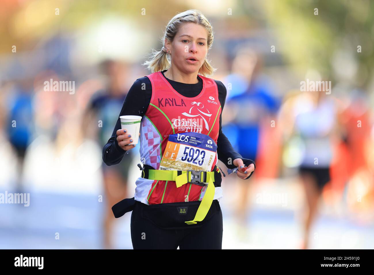 New York, N.Y/USA – 7th Nov. 2021: A runner carries a cup of water on ...