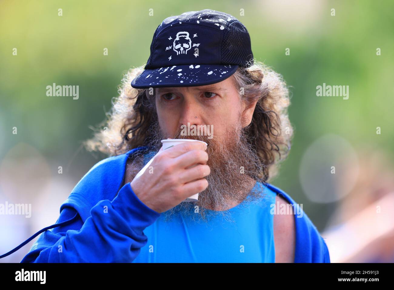 New York, N.Y/USA – 7th Nov. 2021: A runner carries a cup of water on ...