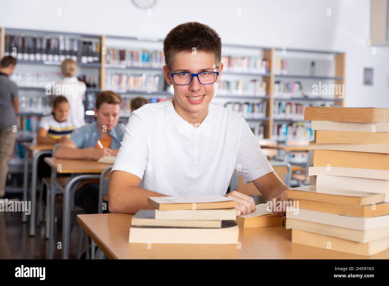 Boy in college library Stock Photo - Alamy