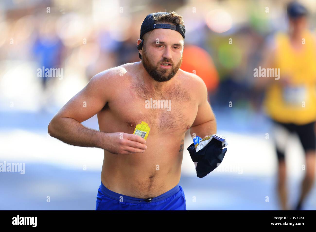 New York, N.Y/USA – 7th Nov. 2021: Runners make their way north on ...
