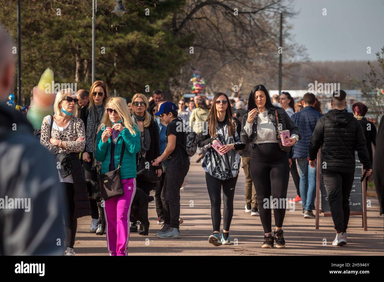Girls eat popcorn hi-res stock photography and images - Alamy