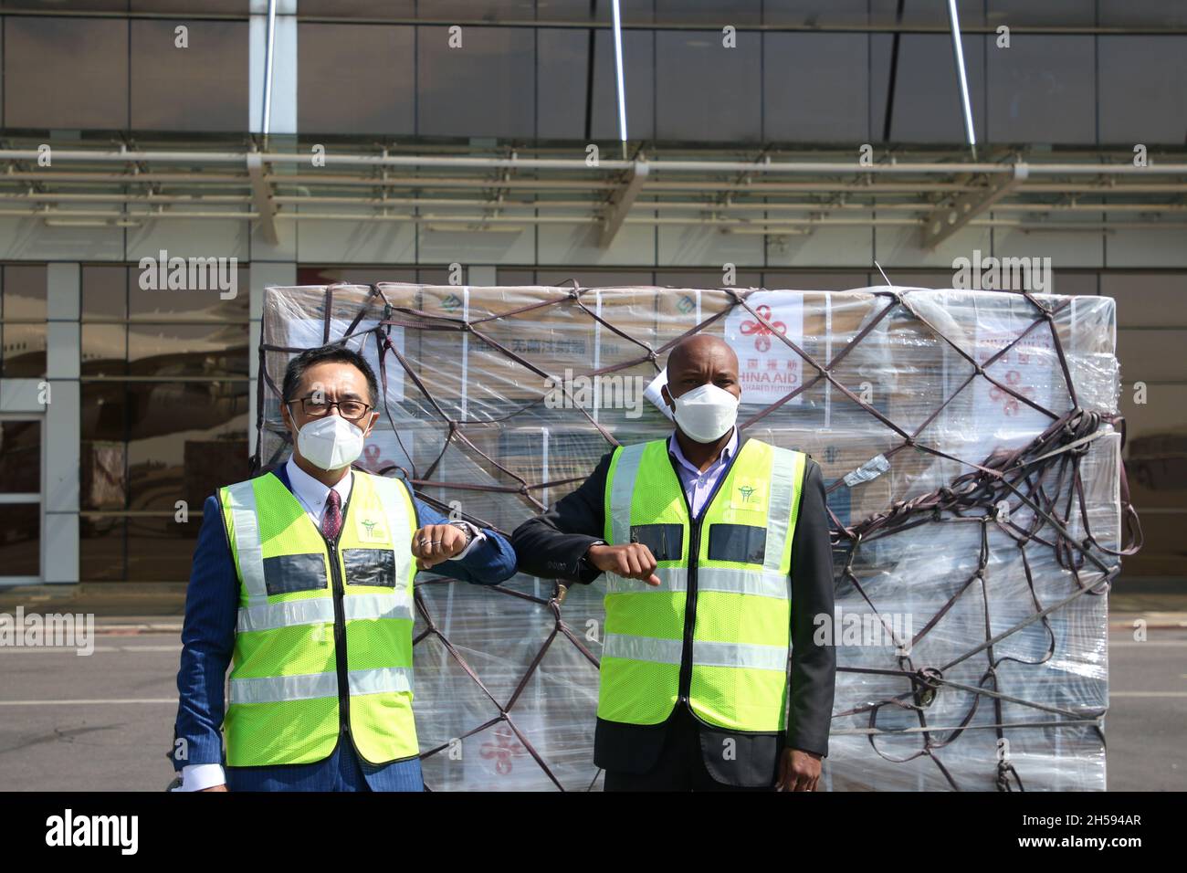 Kigali, Rwanda. 7th Nov, 2021. Wang Jiaxin(L), the economic and ...