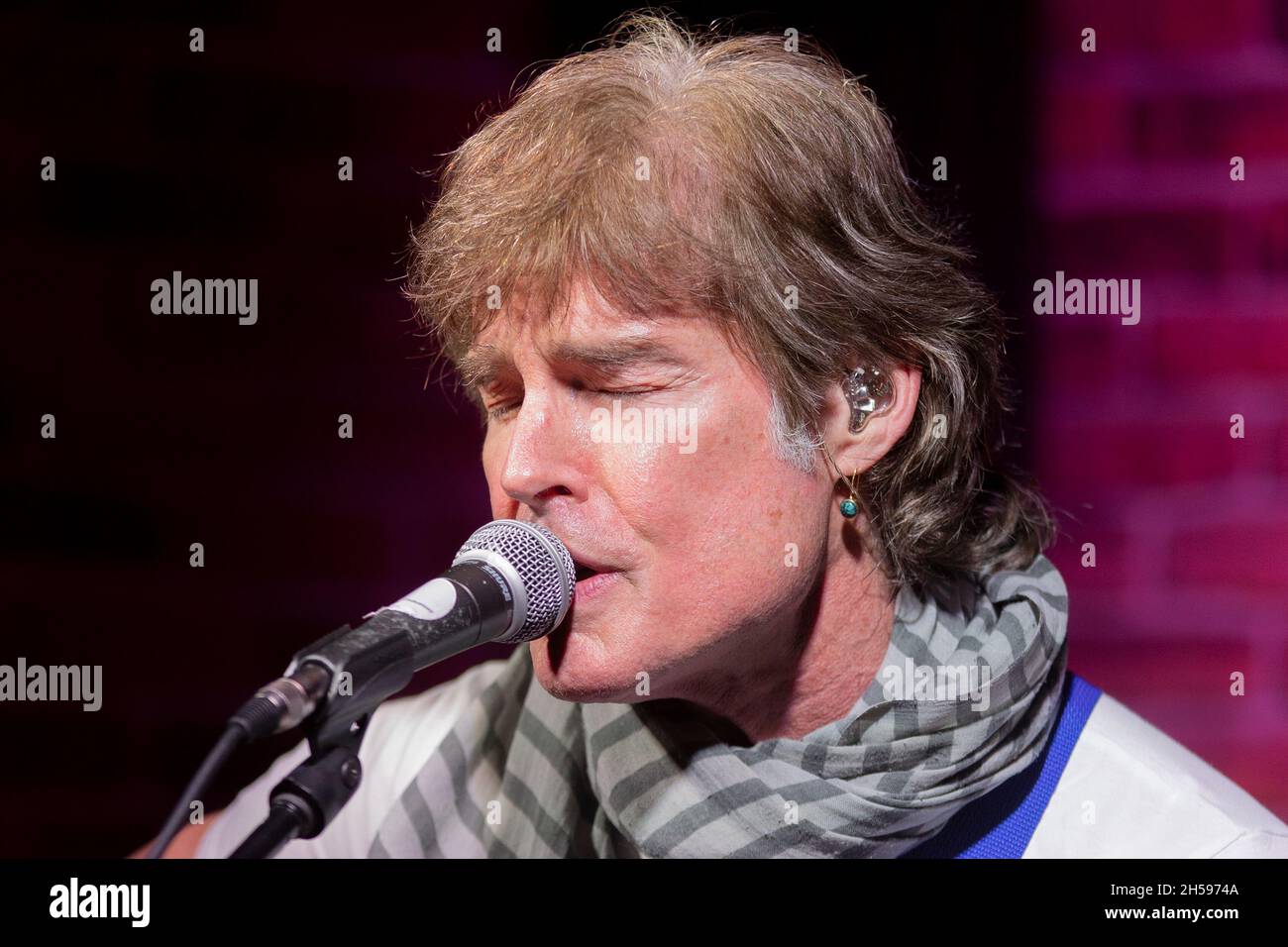 Ronn moss play guitar hi-res stock photography and images - Alamy