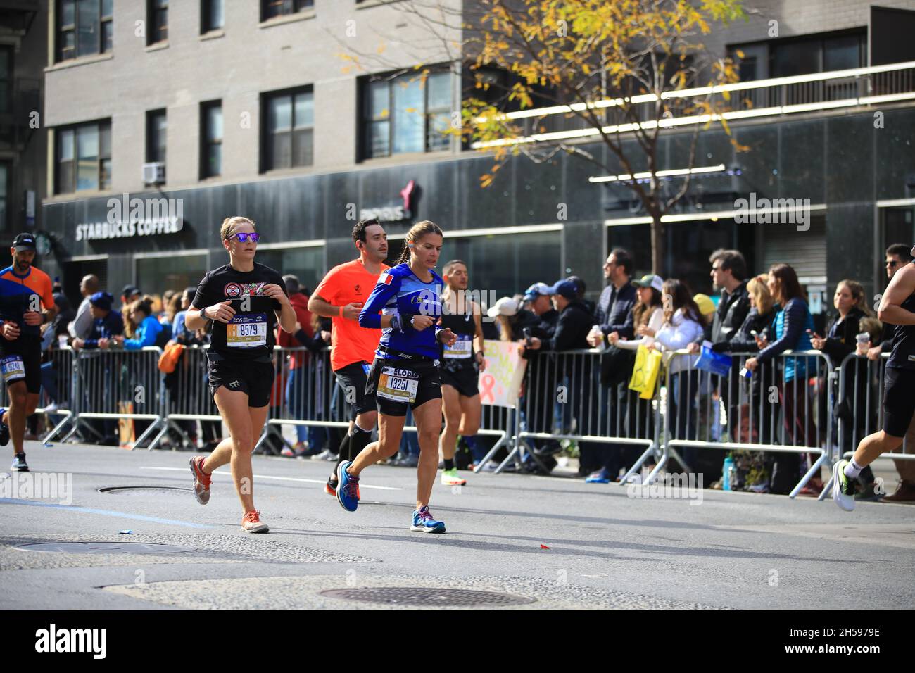 New York, N.Y/USA – 7th Nov. 2021: A pack of runners run up First ...