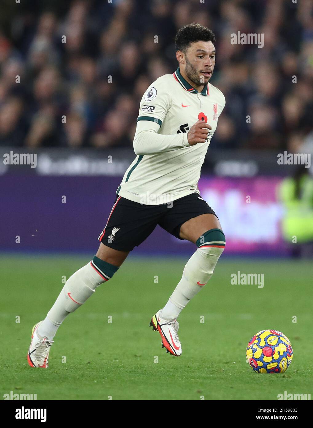 Alex oxlade chamberlain november 2022 hi-res stock photography and ...