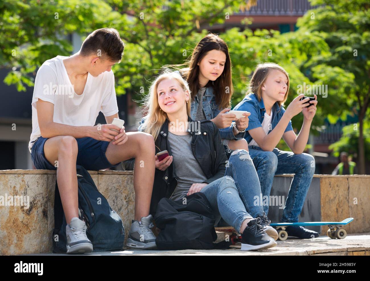 Kids sharing phones hi-res stock photography and images - Alamy