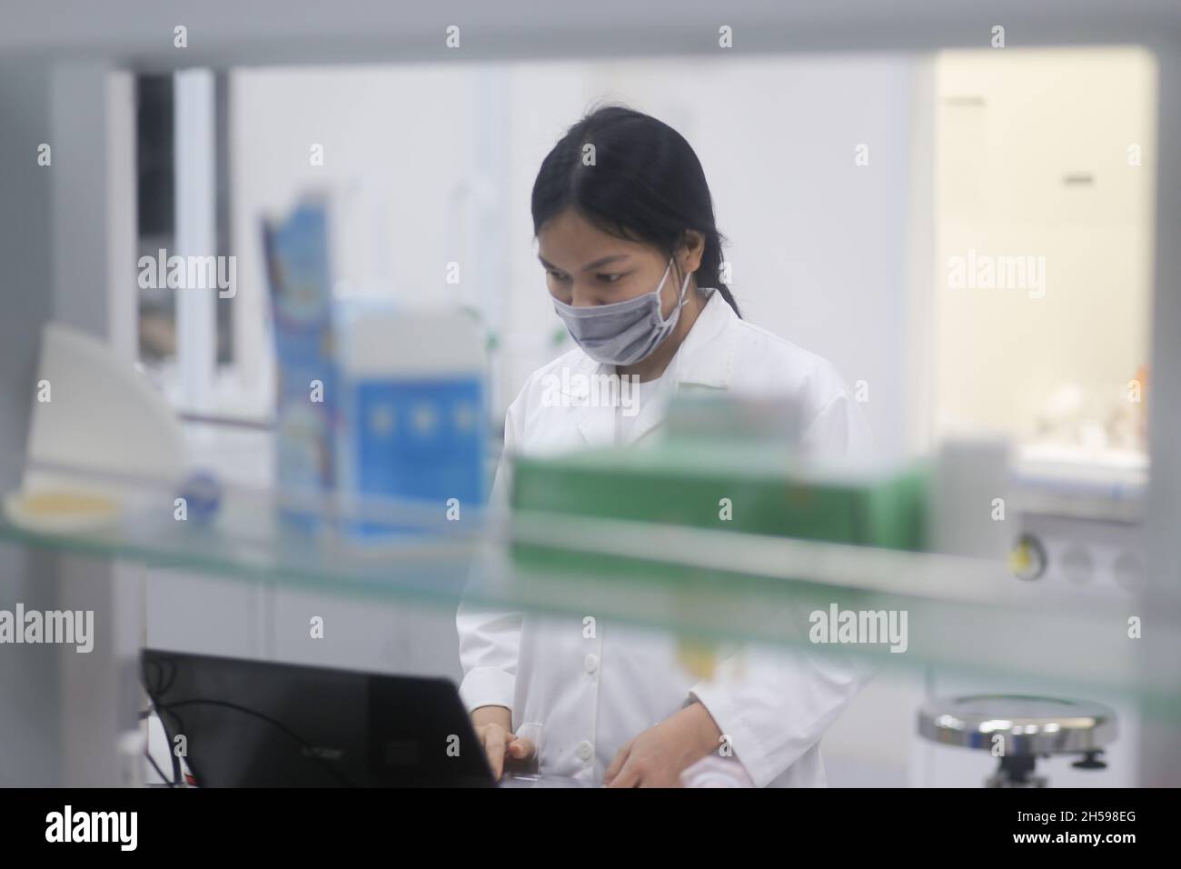 Asian scientist laboratory hi-res stock photography and images - Alamy