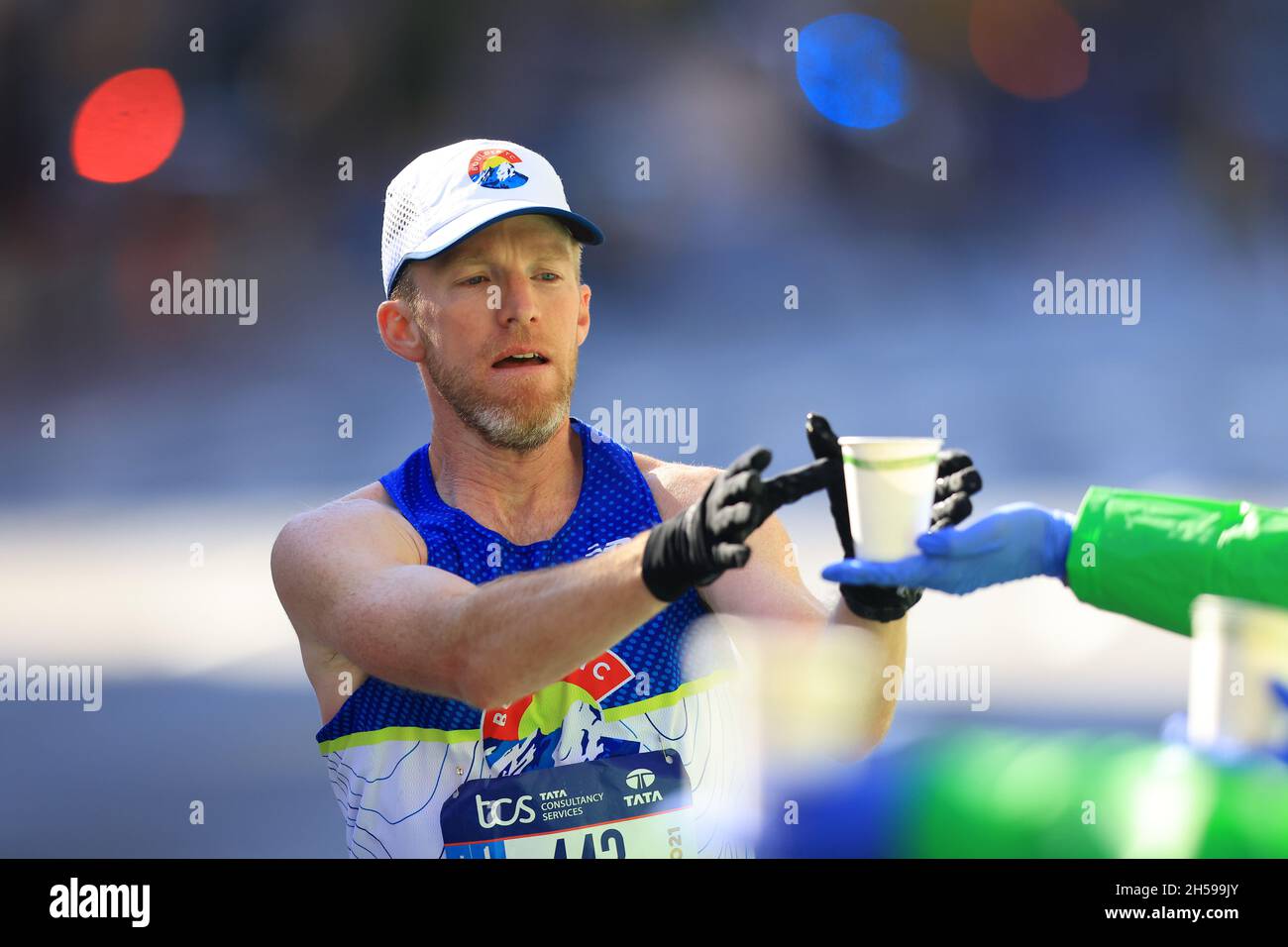 New York, N.Y/USA – 7th Nov. 2021: Runners make their way north on ...