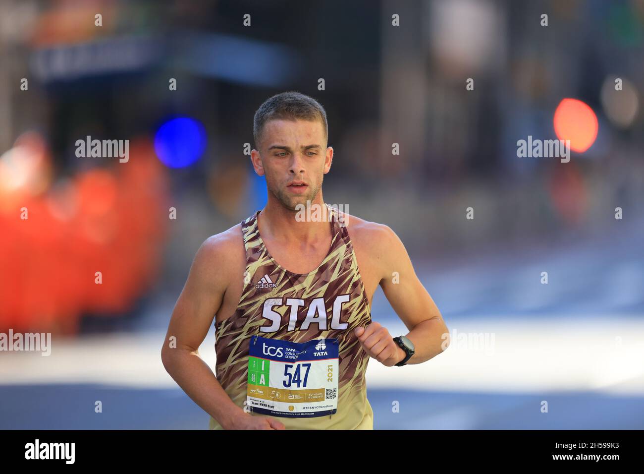 New York, N.Y/USA – 7th Nov. 2021: Runners make their way north on ...