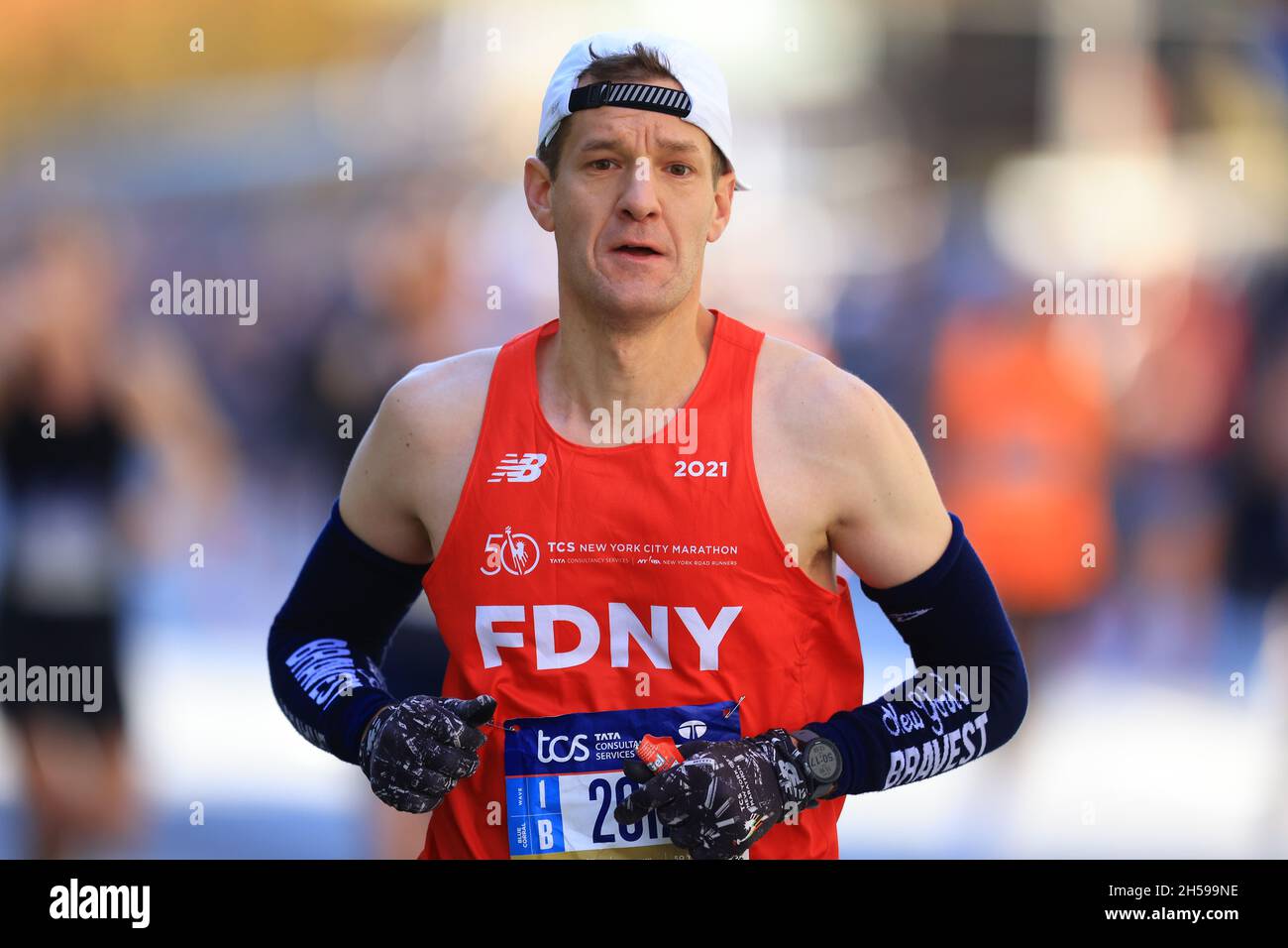 New York, N.Y/USA – 7th Nov. 2021: Runners make their way north on ...