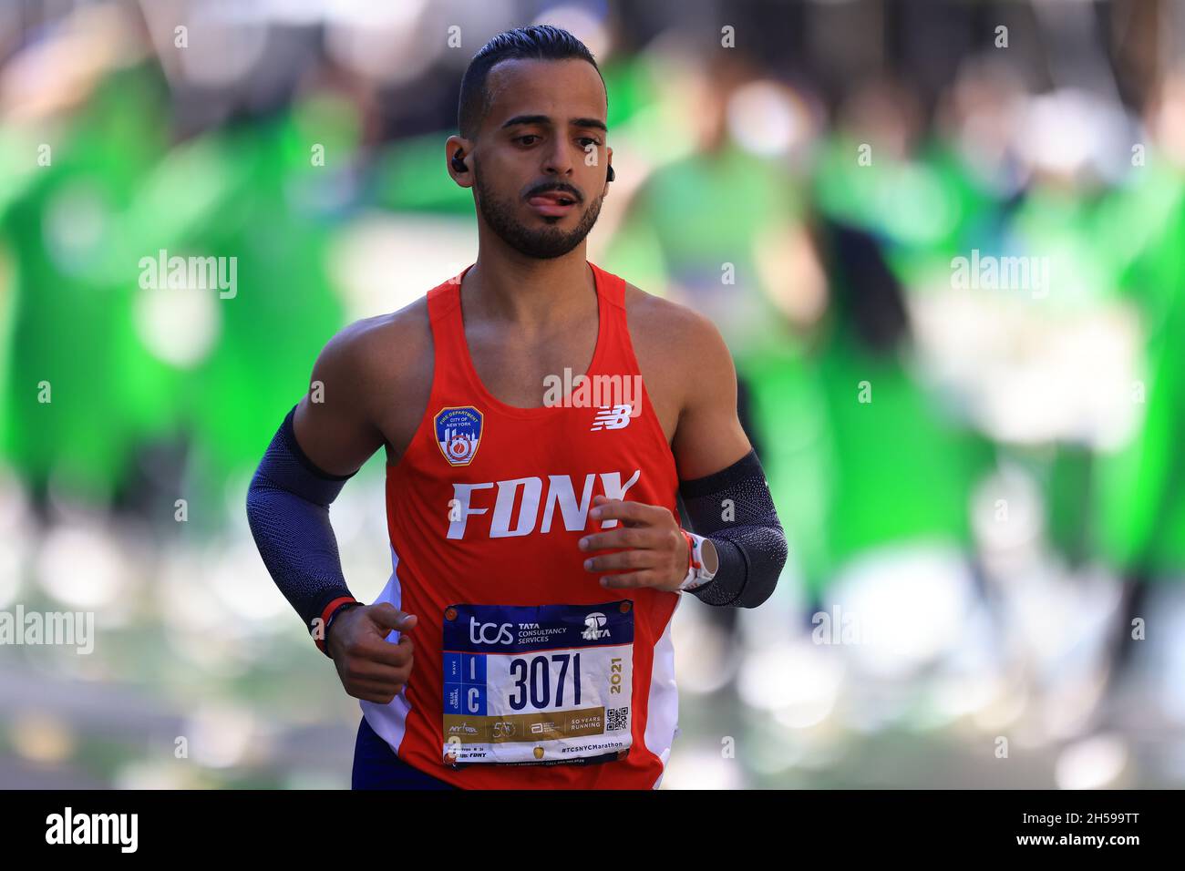New York, N.Y/USA – 7th Nov. 2021: Runners make their way north on ...