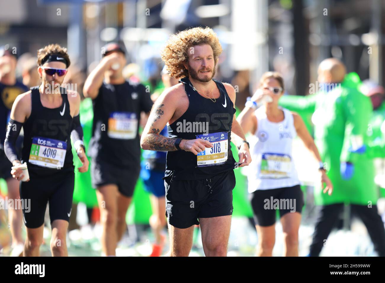 New York, N.Y/USA – 7th Nov. 2021: Runners make their way north on ...