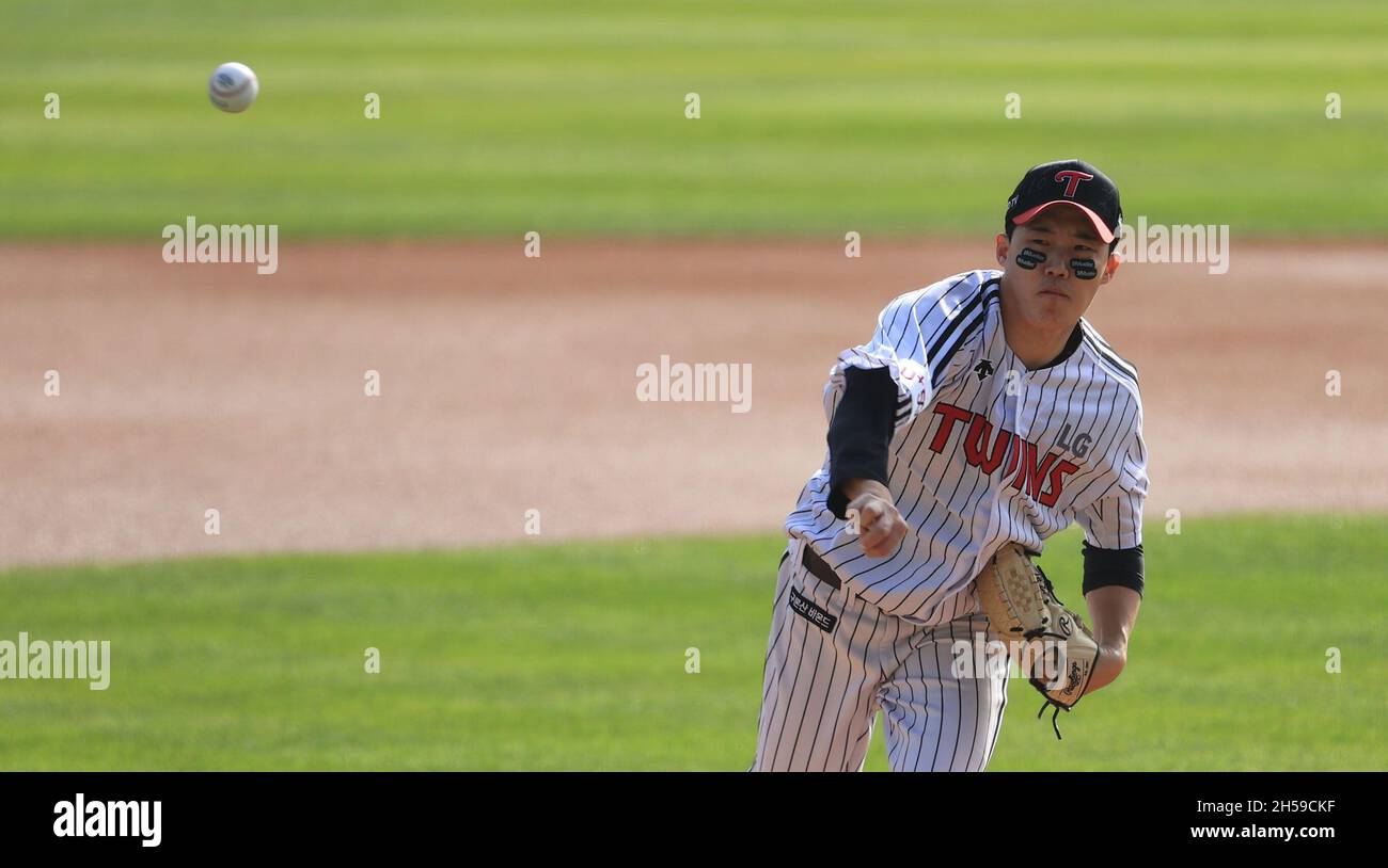 08th Nov, 2021. LG Twins' Im Chan-kyu Im Chan-kyu of LG Twins throws a ...