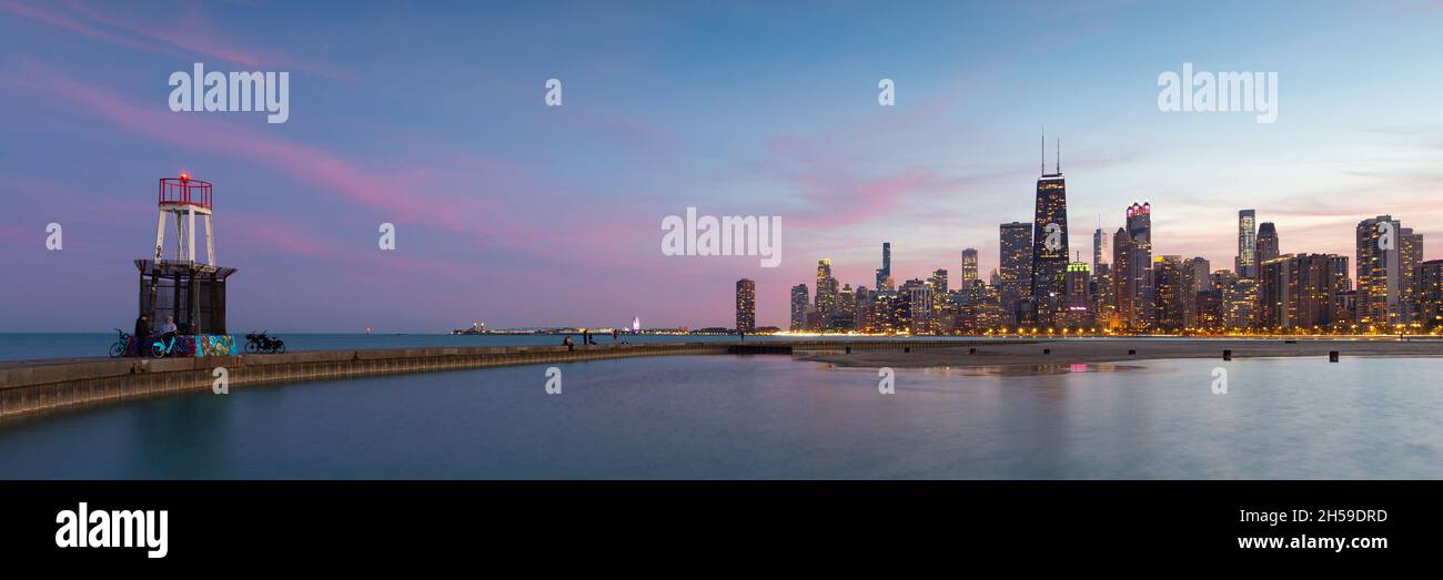 View of the Chicago downtown over lake Michigan Stock Photo - Alamy