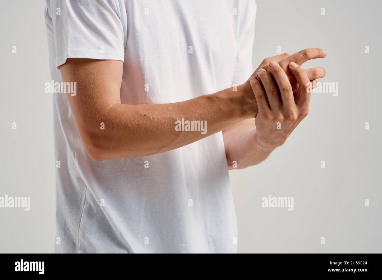 man holding hand injury health problem Stock Photo - Alamy