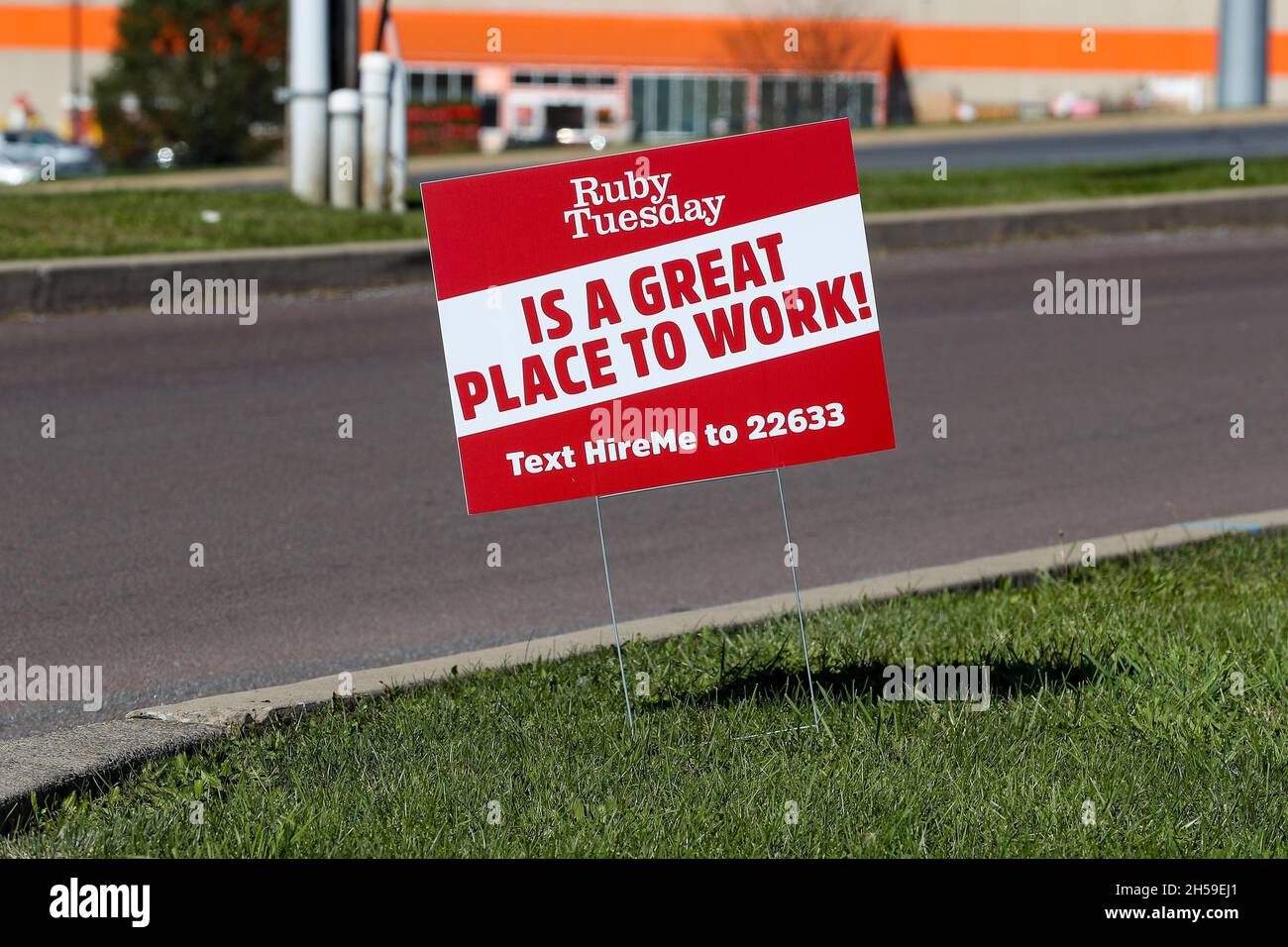 Now hiring signs hi-res stock photography and images - Alamy