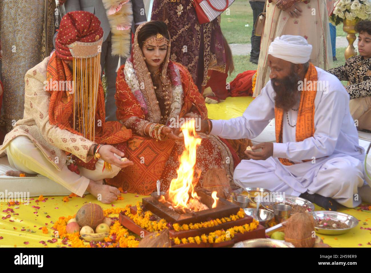 Lahore, Pakistan. 07th Nov, 2021. Pakistani Hindu family attend their ...