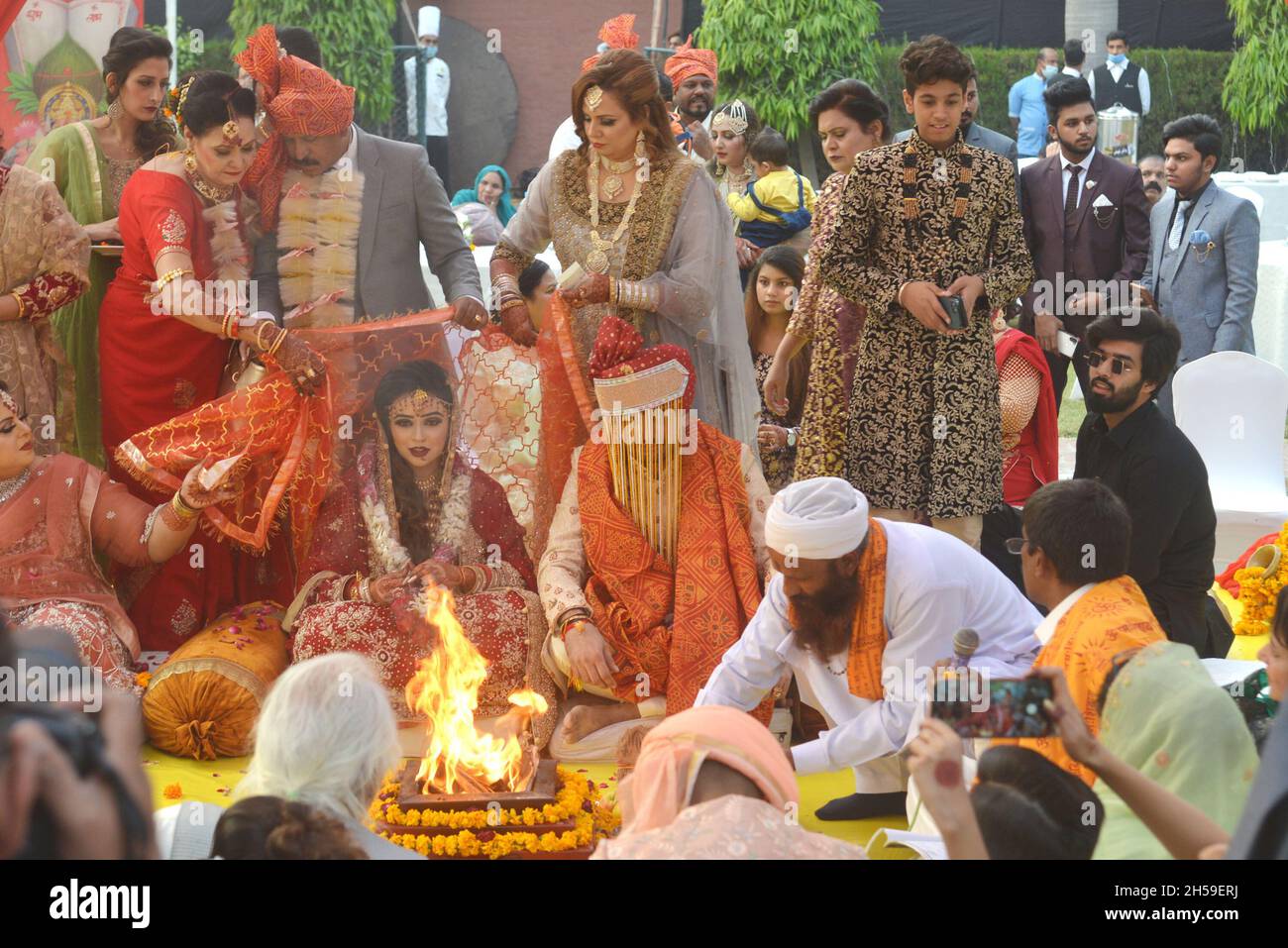 Lahore, Pakistan. 07th Nov, 2021. Pakistani Hindu family attend their ...