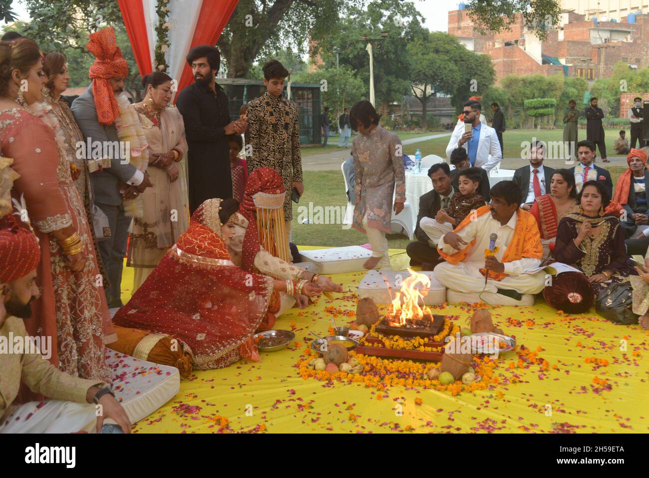 Pakistan wedding family hi-res stock photography and images - Alamy