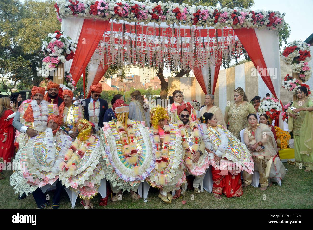 Pakistani wedding family hi-res stock photography and images - Alamy