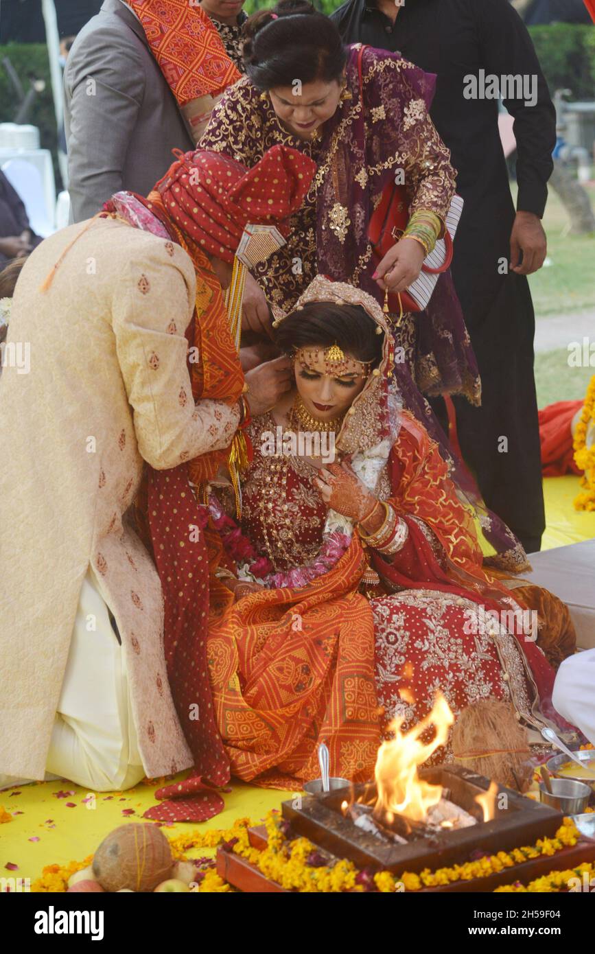 Pakistani Wedding Family Picture 2010 59,812 Asian Family In Living