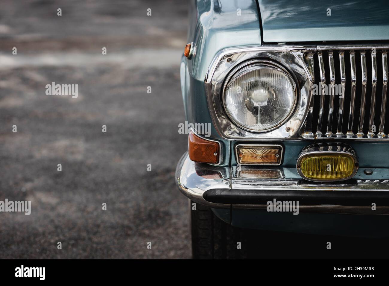 Classic car headlights. Vintage automobile Stock Photo - Alamy