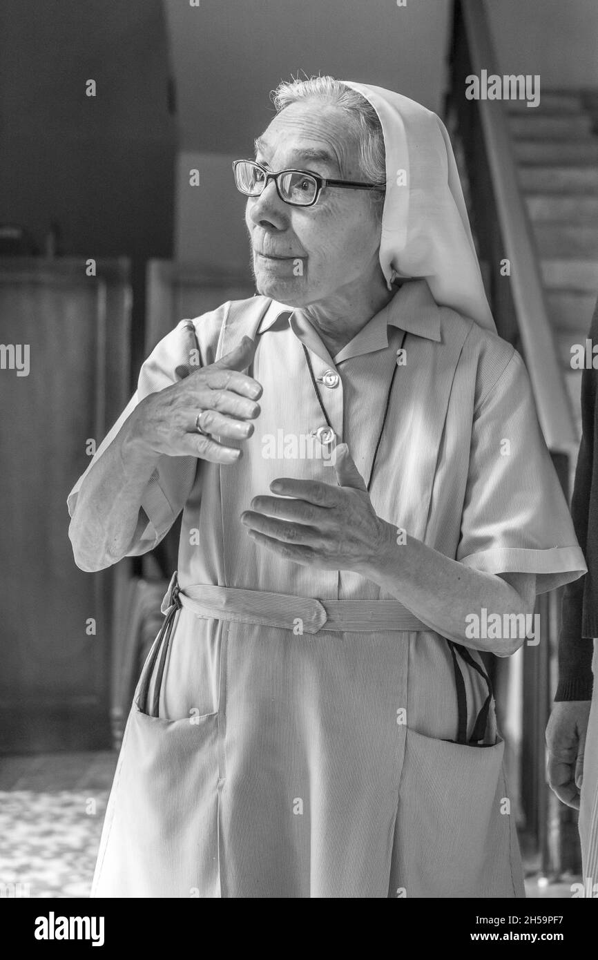 Nun children hi-res stock photography and images - Alamy