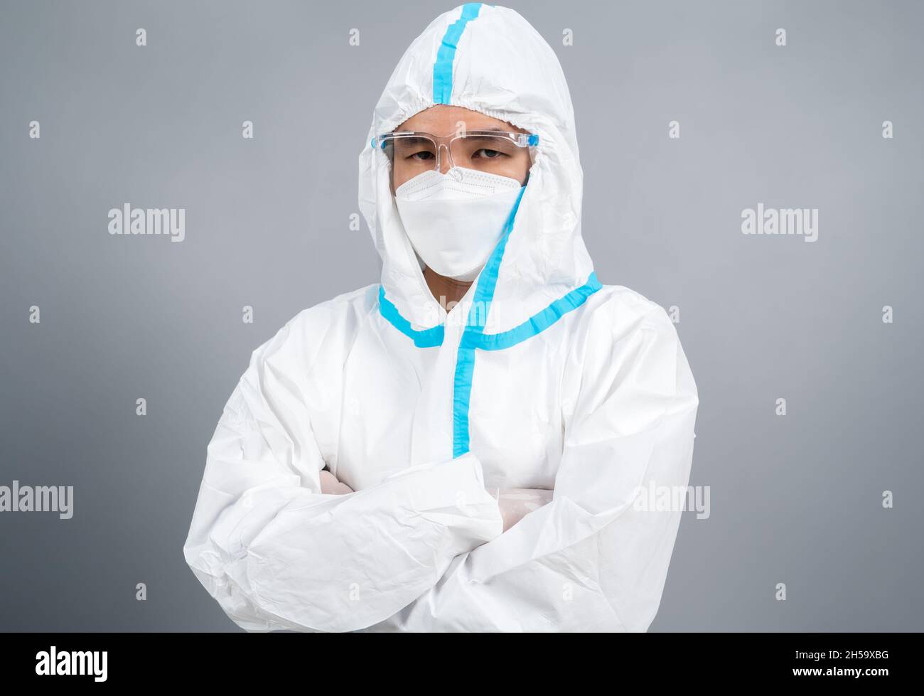 doctor man with crossed arms, wearing PPE suit against coronavirus ...