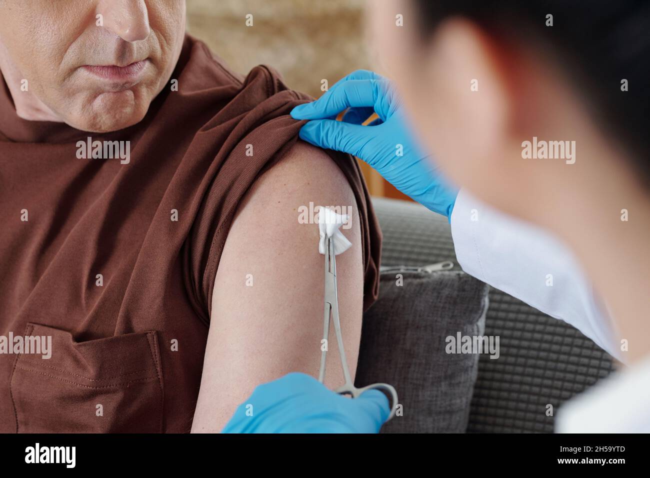 Doctor injecting patients arm hi-res stock photography and images - Alamy